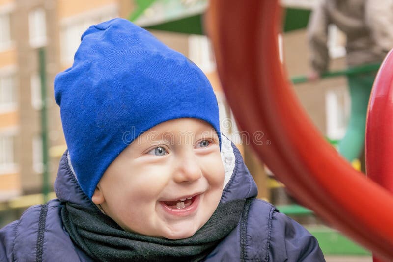 Blije Lachende Jongen Die Weg Kijken Stock Afbeelding - Image of ...