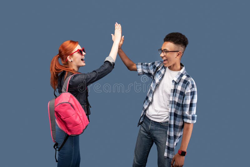 Blije Positieve Mensen Die Elkaar Begroeten Stock Afbeelding - Image of ...