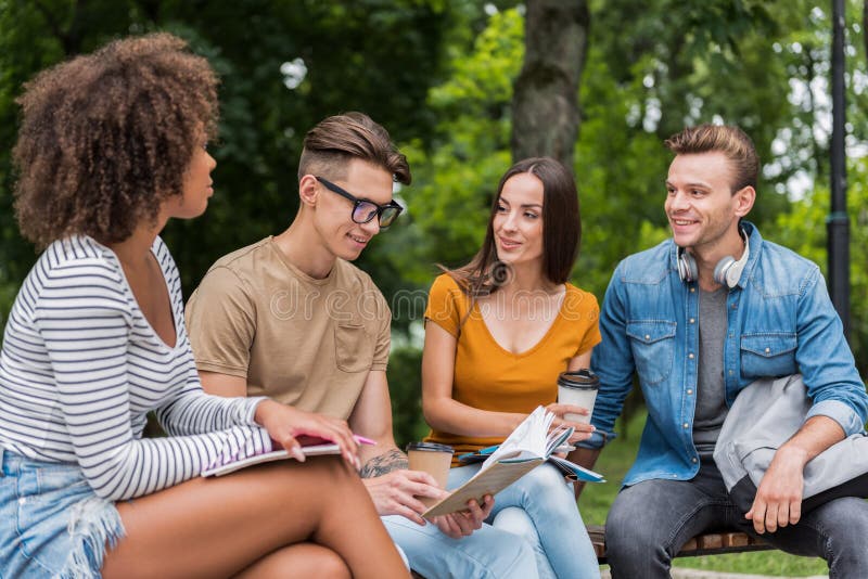 Groep Studenten of Tieners Die Uit Hangen Stock Foto - Image of groep ...