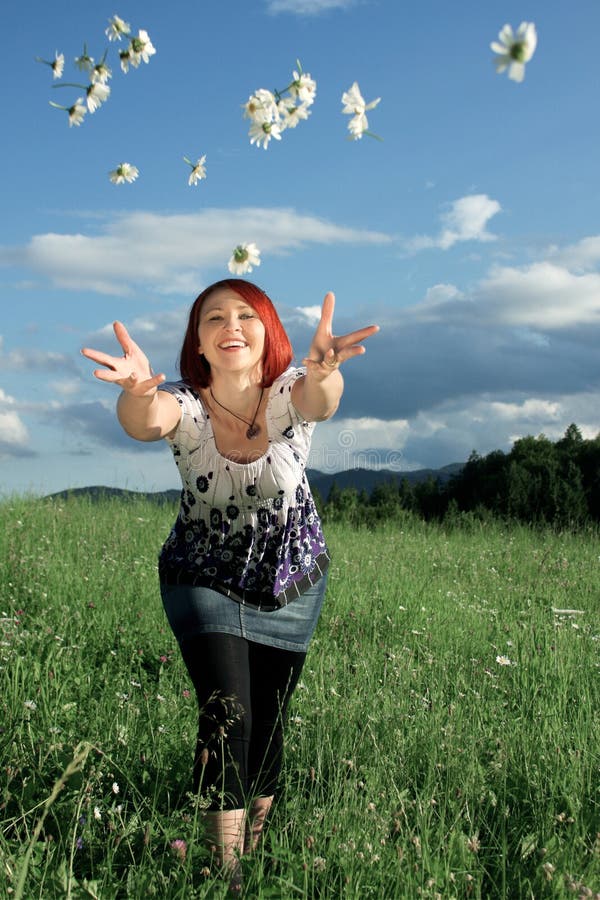 De Blije Vrouw Van Gemiddelde Jaren in Een Hoed Met Een Sluier Portret ...