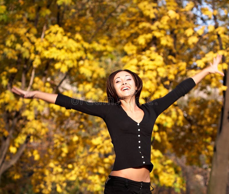 Blije vrouw in de herfst stock foto. Image of park, glimlachen - 2142298