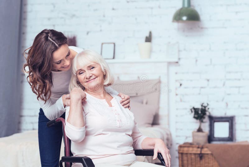 Gehandicapt Bejaarde Die Rolstoel Thuis Gebruiken Stock Foto Image Of
