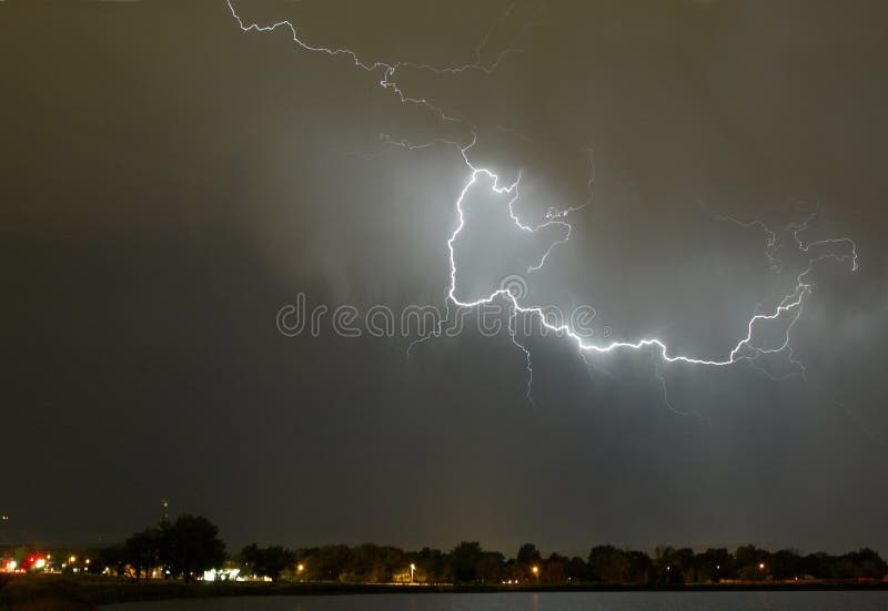 Bliksem stock afbeelding. Image of onweer, vingers, nacht - 2325139
