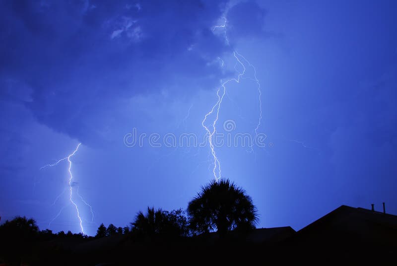 Bliksem stock foto. Image of licht, conflict, regenachtig - 2757520