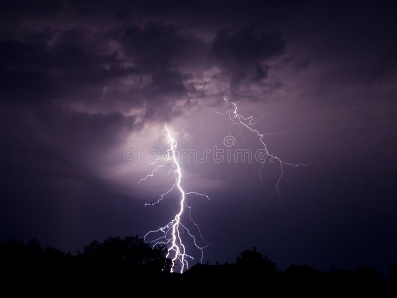 Blauwe bliksem stock foto. Image of flits, donder, wolken - 16186876