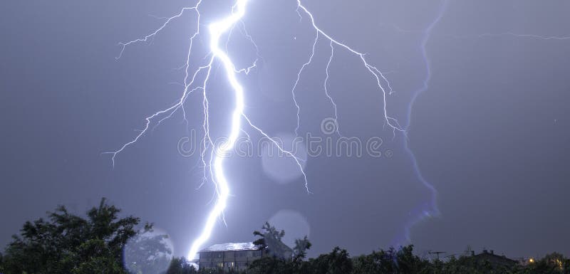 Zware Wolken, Donder, Bliksem En Regen Tijdens Een Storm Boven De Stad ...