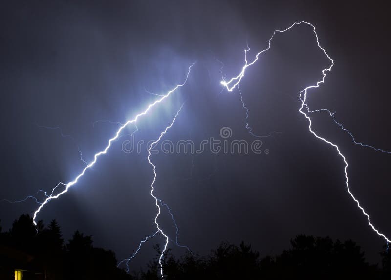 Bliksem stock afbeelding. Image of barst, donder, macht - 669871