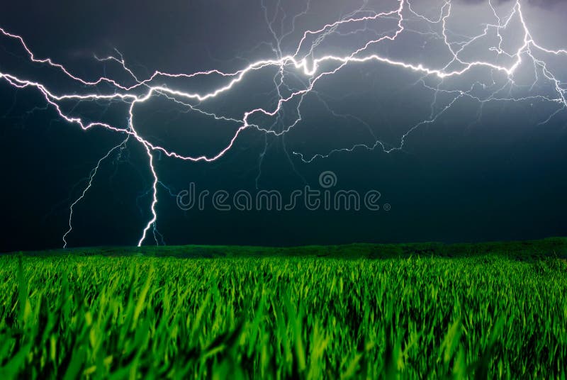 Bliksem boven het gebied stock afbeelding. Image of bout - 40935679