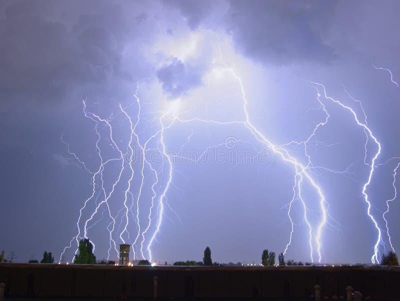 Bliksemflits Over Een De Ontploffingsonweer Van Stadslectricity Stock ...
