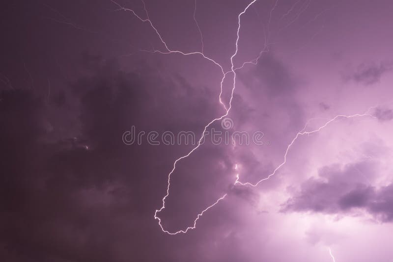 Onweerswolk met bliksem stock afbeelding. Afbeelding bestaande uit ...