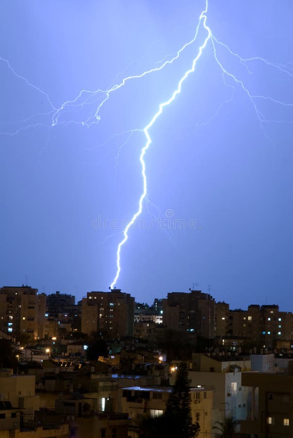 Bliksem boven de stad stock afbeelding. Image of bliksem - 10014311