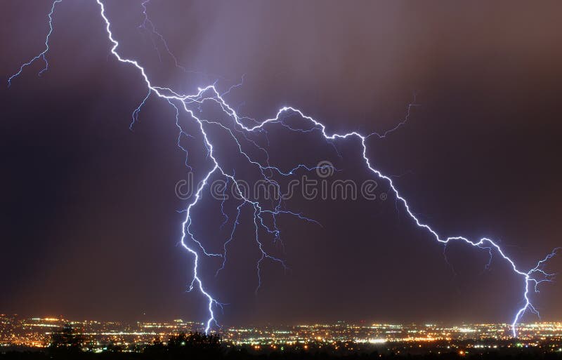 Bliksem boven de stad stock foto. Image of bout, spanning - 150916