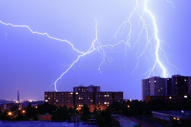 Bliksem boven de stad stock foto. Image of flitsen, bewolkt - 15256658