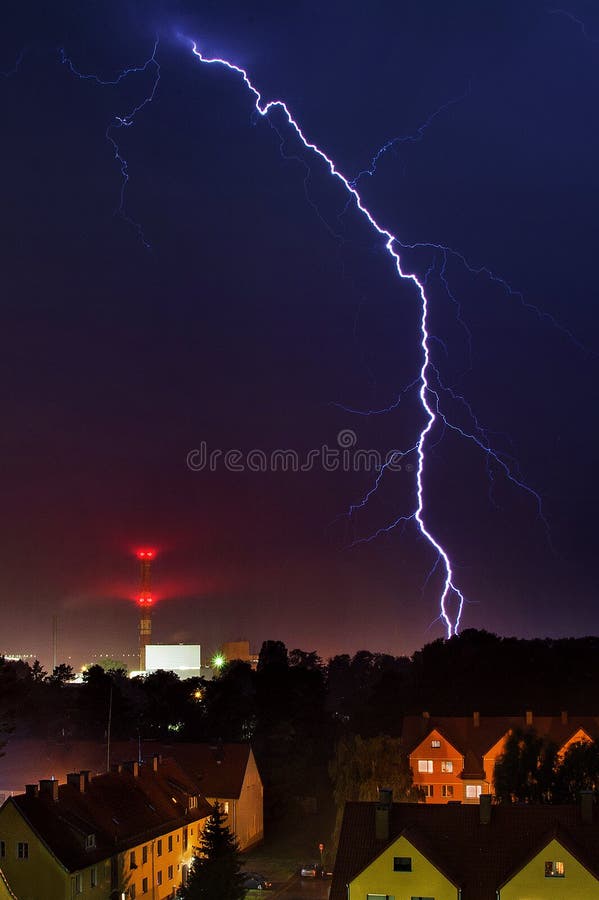 Bliksem Over De Stad, Storm, Mooi Landschap Stock Afbeelding - Image of ...