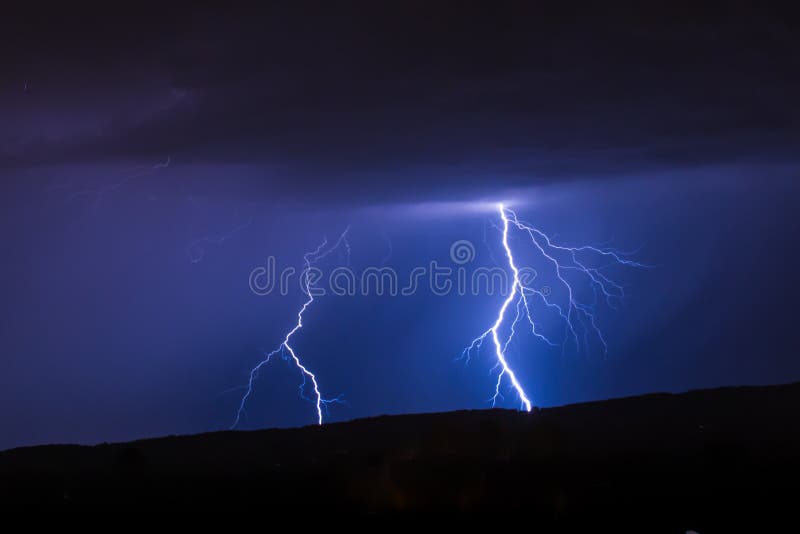 Blikseminslag met bliksem stock foto. Image of schoonheid - 71341492