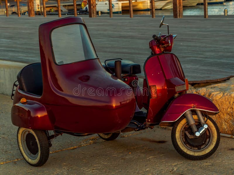 Blinkender Roter Italienischer Roller Mit Beiwagen Stockfoto - Bild von ...
