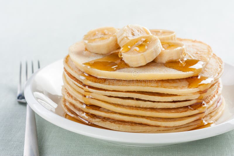 Bliny z bananem i syropem obraz stock. Obraz złożonej z talerz - 60334503