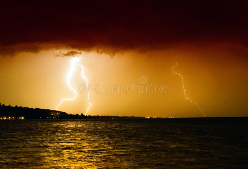 Roter Himmel Des Feuers Mit Blitz Stockfoto - Bild von rauchen, speak ...
