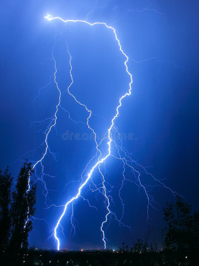 Blitz stockfoto. Bild von ruck, nacht, stark, ladung, klima - 5168162