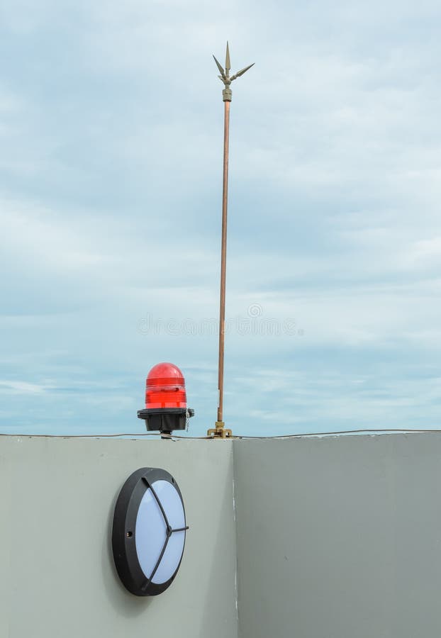 Blitzableiter Auf Dachspitze Hausdach-Blitzschutzsysteme Mit ...