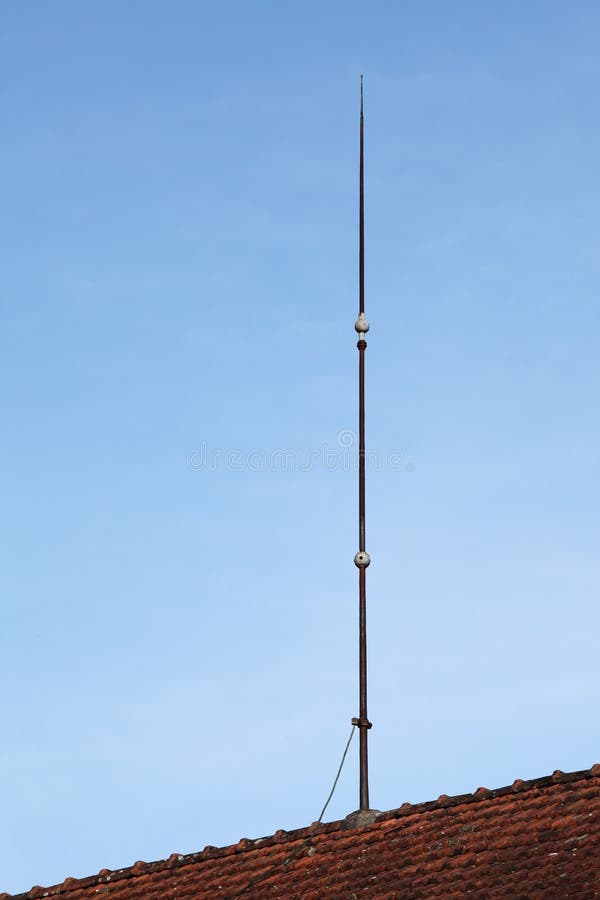 Blitzableiterdraht Auf Dem Dach Stockfoto - Bild von blau, architektur ...