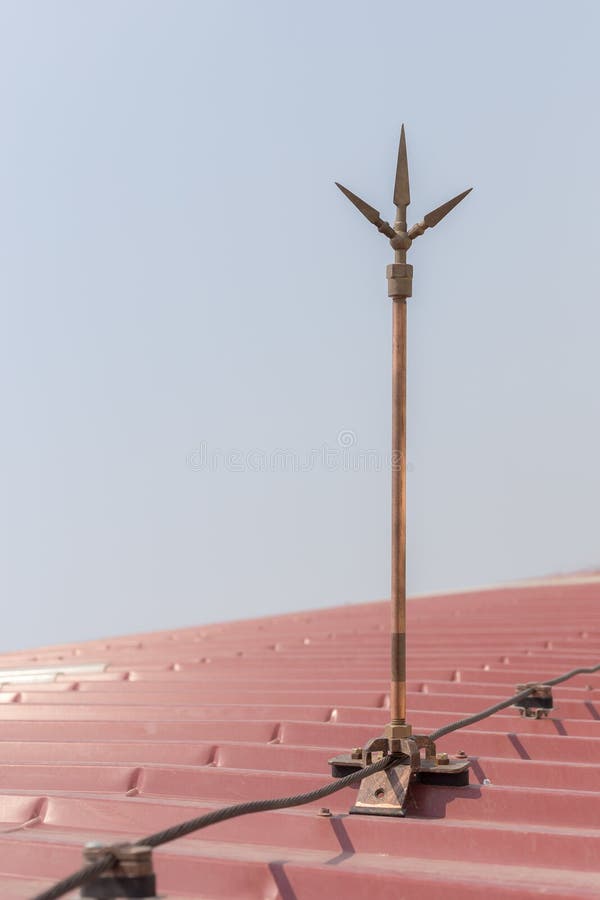 Blitzableiter stockfoto. Bild von dach, schutz, blitz - 82486704