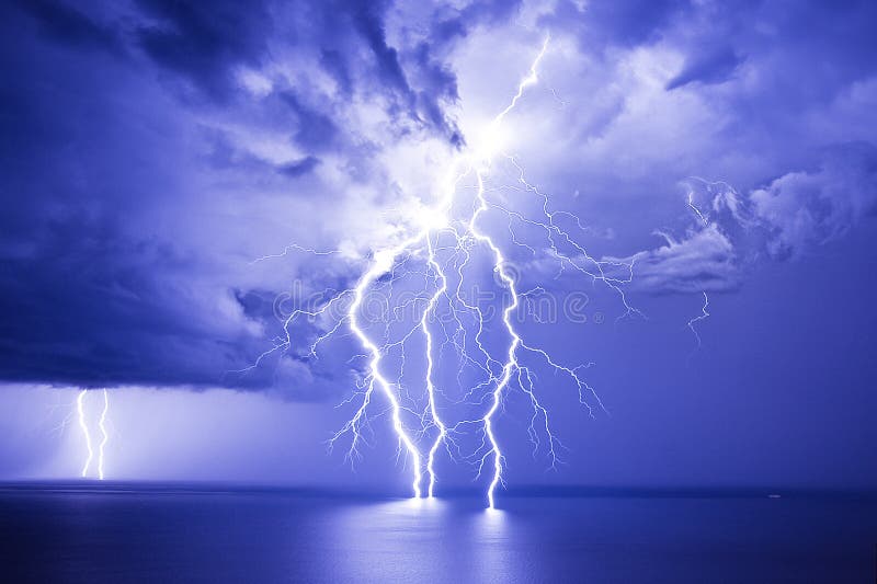 Blitze stockfoto. Bild von sturm, wetter, stadt, blitz - 41393288