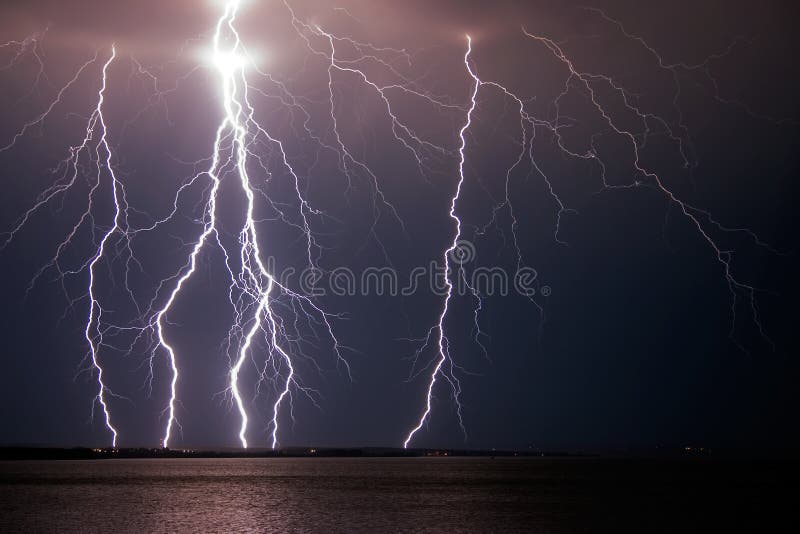 Blixt fotografering för bildbyråer. Bild av väder, regn - 5190829