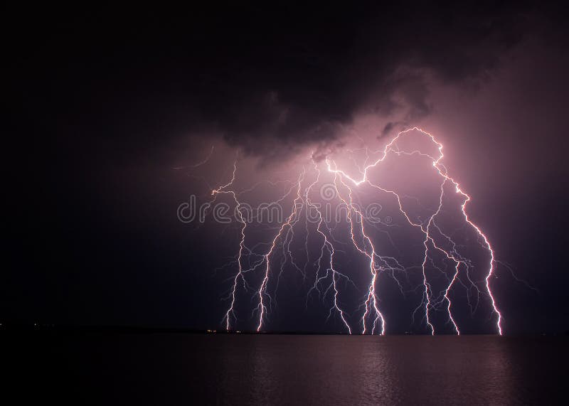 Bolt enkel blixt fotografering för bildbyråer. Bild av ström - 7084695