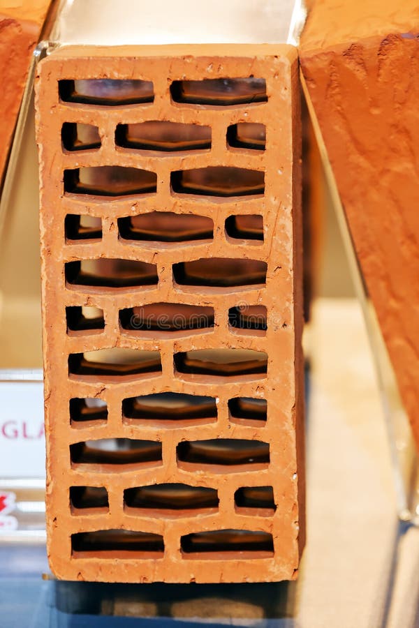 Mur Creux De Blocs D'argile Sur Le Site De Construction Image stock ...