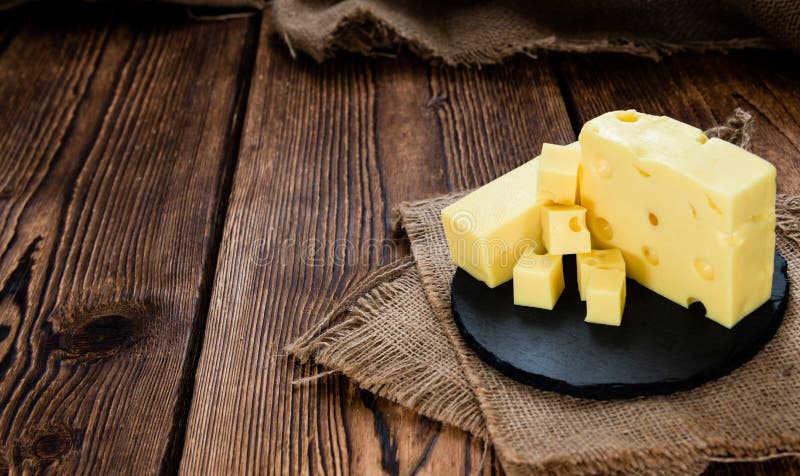 AFFICHAGE DE FROMAGE DE BLOC SUR UNE CAISSE EN BOIS Image stock - Image ...