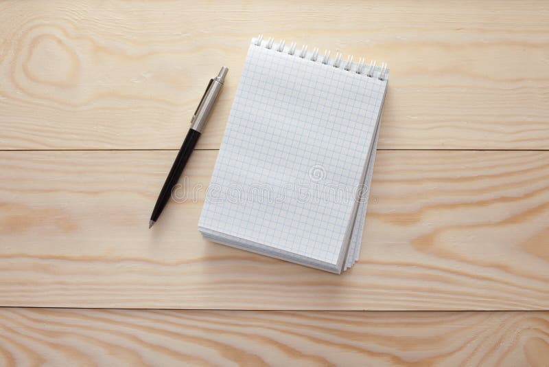Bloc-notes Avec Le Stylo Sur La Table En Bois Photo stock - Image du ...