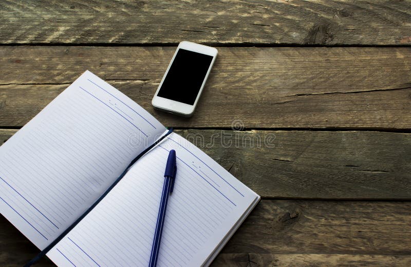 Blocco Note Con La Penna E Telefono Sulla Tavola Di Legno Fotografia ...