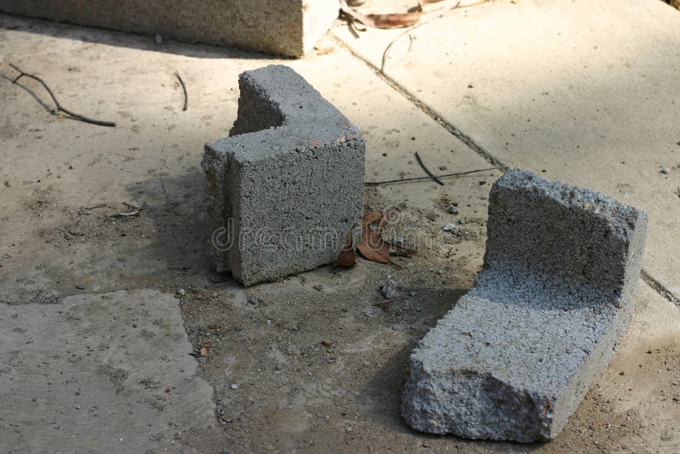 Bloco de cinza quebrado foto de stock. Imagem de rachado - 297822