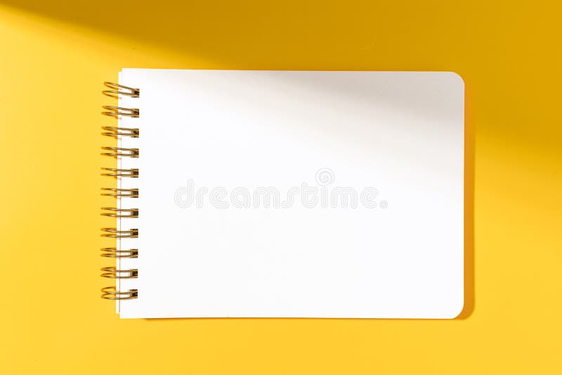 Bloco De Papel Em Branco Isolado Em Fundo Amarelo Foto de Stock ...