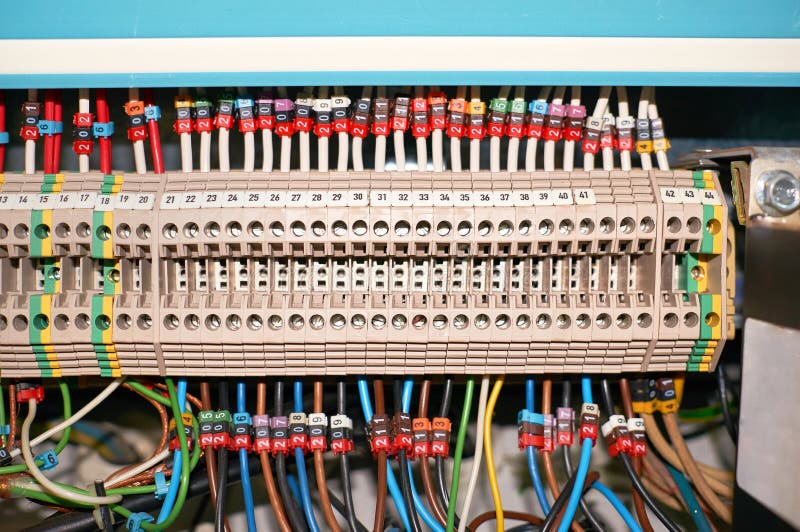 Bloco De Terminais Com Fios Numerados Coloridos Conectados Foto de ...