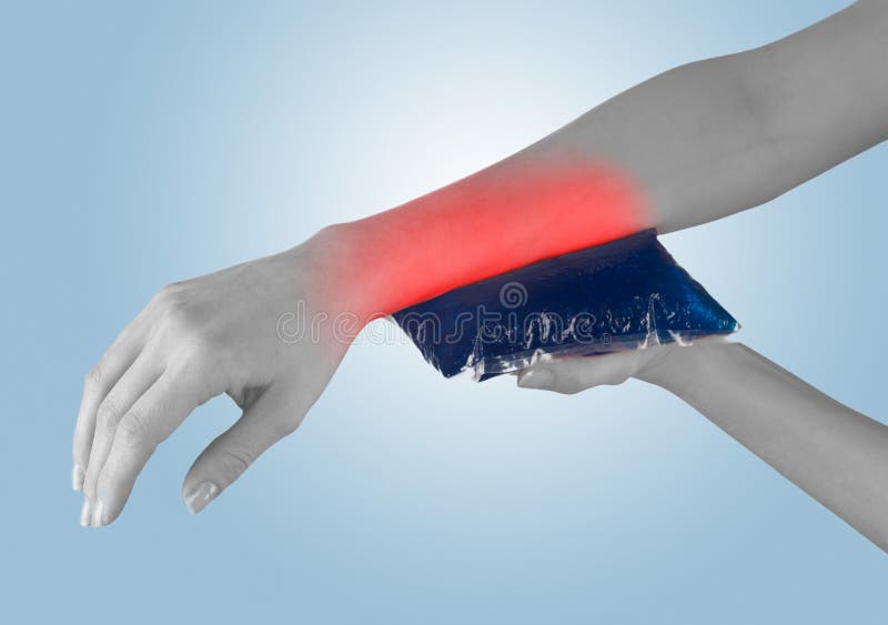 Bloco Do Gel Do Gelo Em Um Pulso De Ferimento Inchado Foto de Stock ...