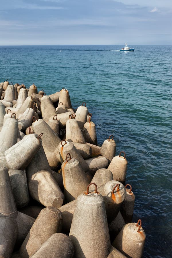 Blocos De Cimento Do Quebra-mar No Mar Foto de Stock - Imagem de blocos ...