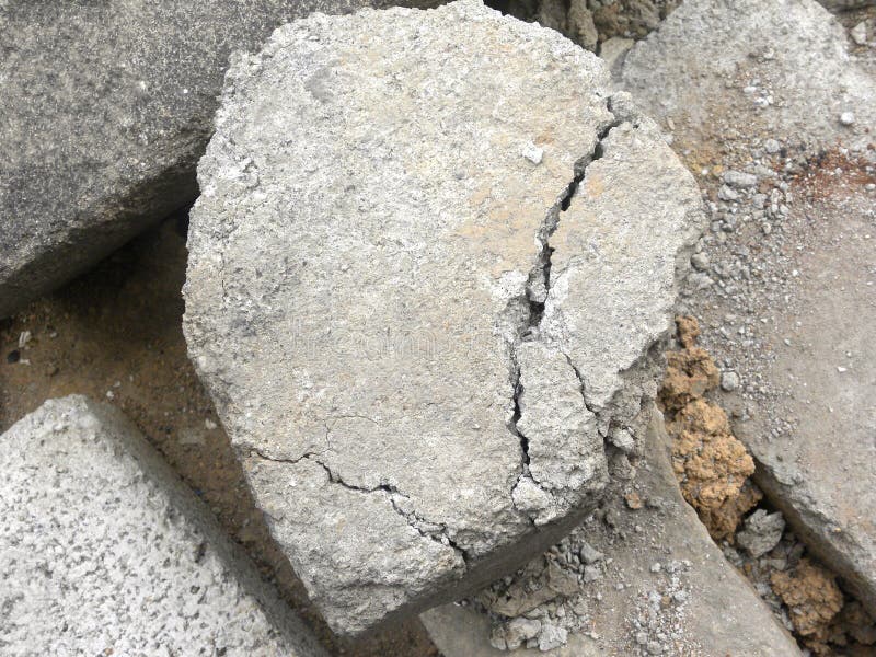 Blocos Quebrados De Concreto Foto de Stock - Imagem de oxidado, pedra ...