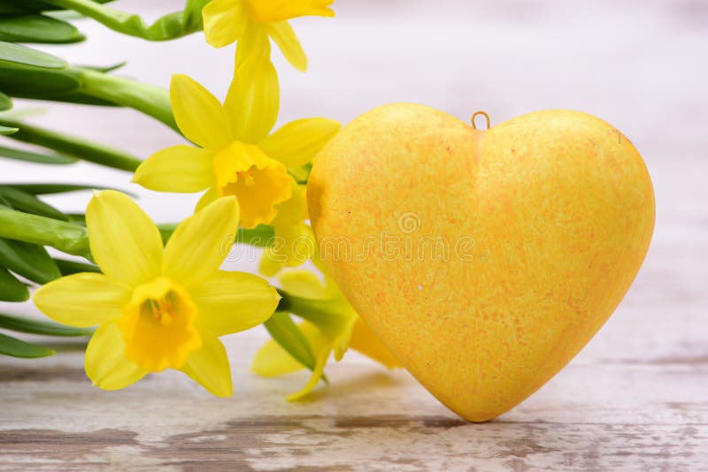 Bloem En Hart Als Symbool Voor Liefde Stock Foto - Image of achtergrond ...