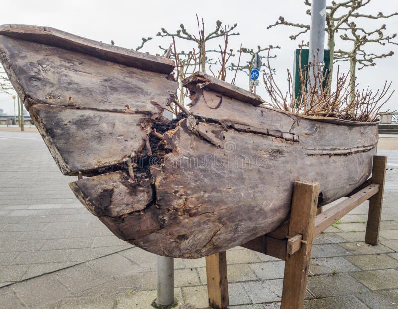 Bloembed Van Een Oude Houten Boot Op De Rijn-rivier in Dusseldo Stock ...