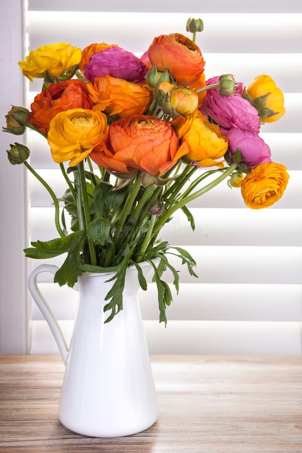 Bloemen in een vaas stock foto. Image of liefde, bloemblaadjes - 33534056