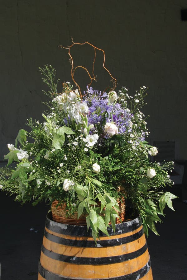 Bloemen in een Vat stock afbeelding. Image of gebouw, tuin - 4332061