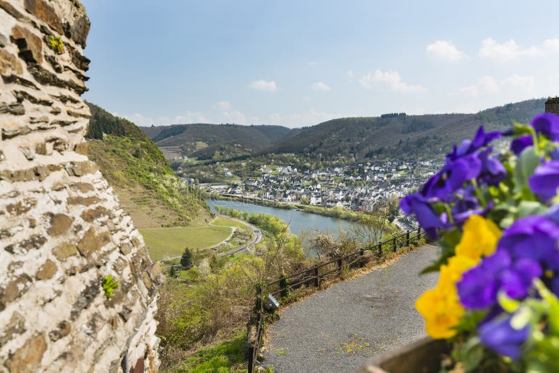 De Vallei Duitsland Van Moezel: Mening Aan Rivier Moezel Dichtbij Dorp ...