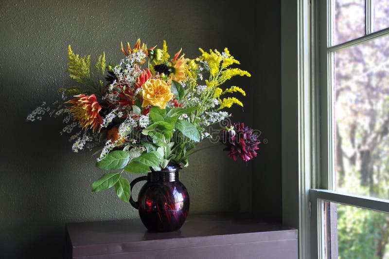 Bloemen in vaas stock afbeelding. Image of levensonderhoud - 16544369