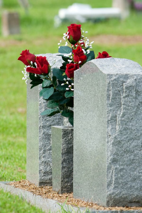 Blommor På En Gravsten I En Kyrkogård Med Hundratals Gravstenar ...