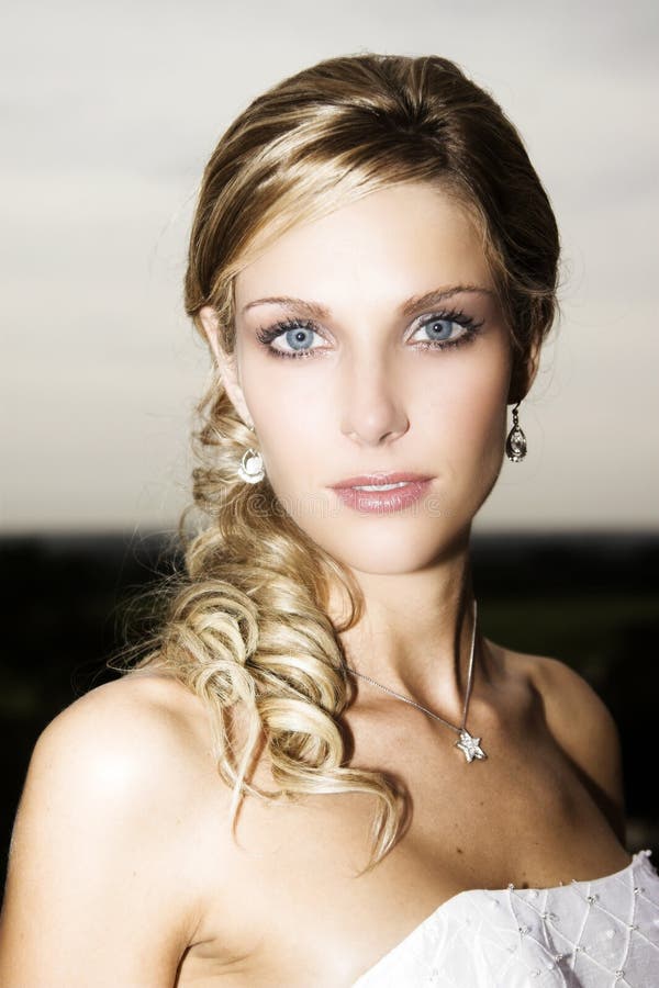 Blond brud fotografering för bildbyråer. Bild av vuxen - 13725469