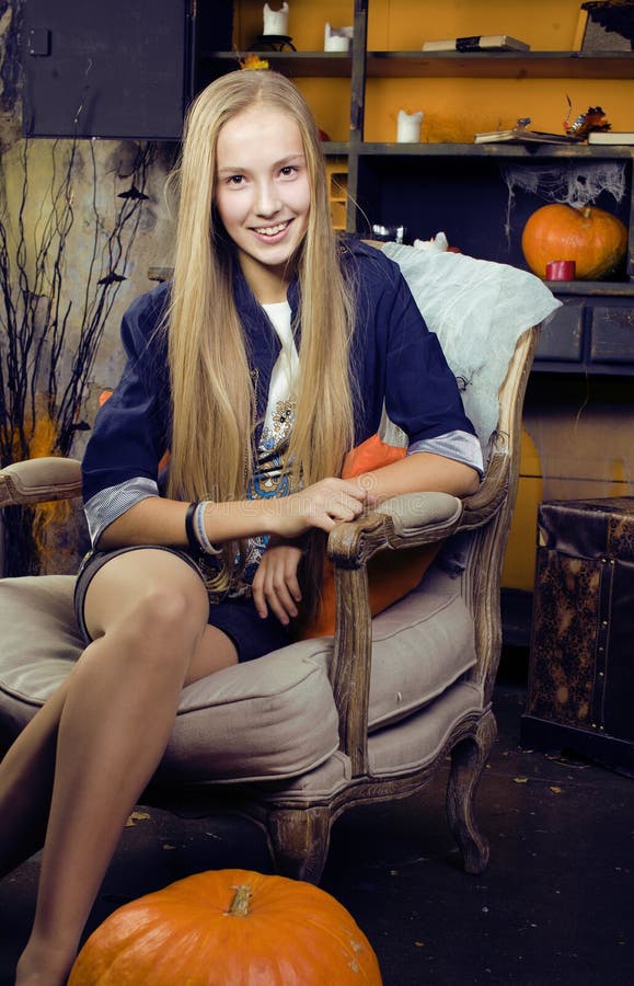 Blond Gullig Flicka I Den Halloween Inre Med Pumpa Fotografering för ...