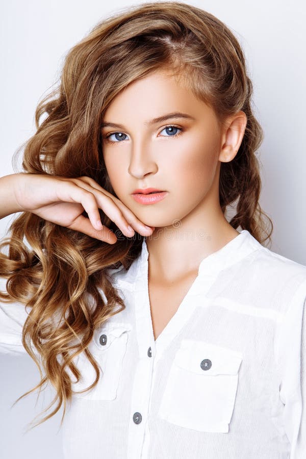 Blond-haired 13 år Gammal Flicka I Studio Fotografering för Bildbyråer ...