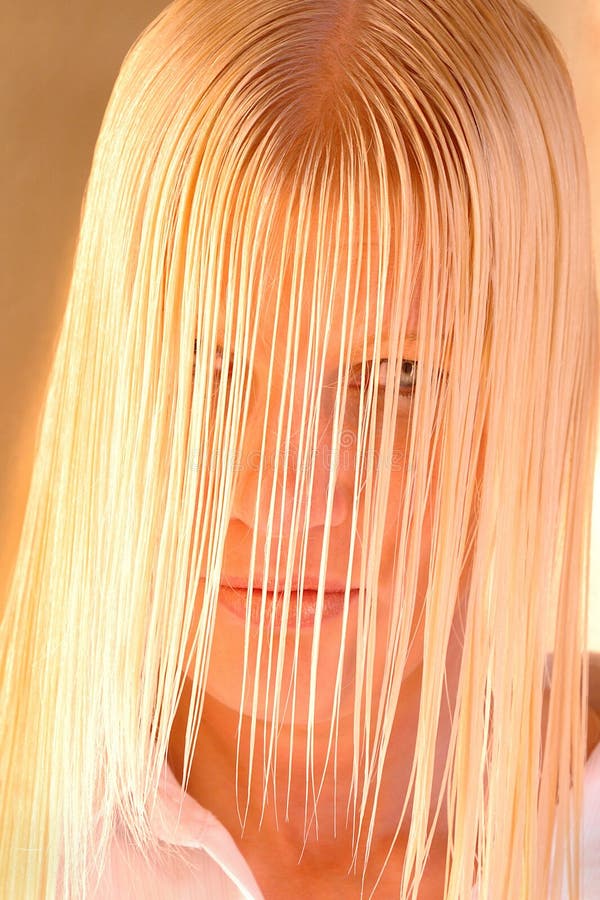 Blond met nat haar stock foto. Image of gewassen, lang - 3940876